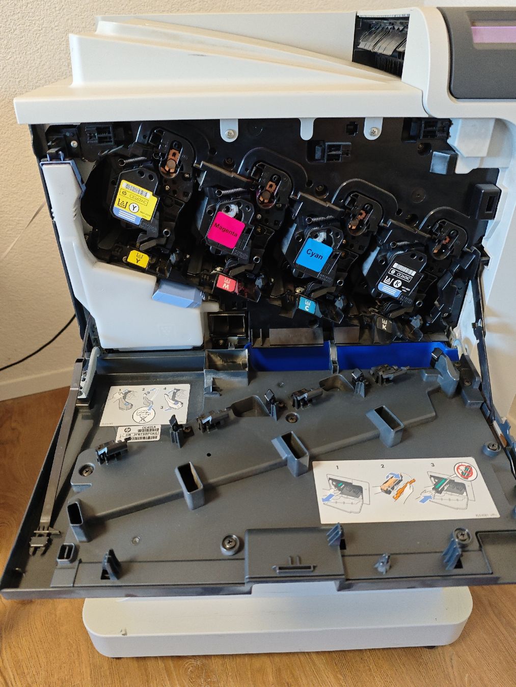 HP Color LaserJet CP4525 mit 3er Unterschrank - für Basler (Defekt) in ...