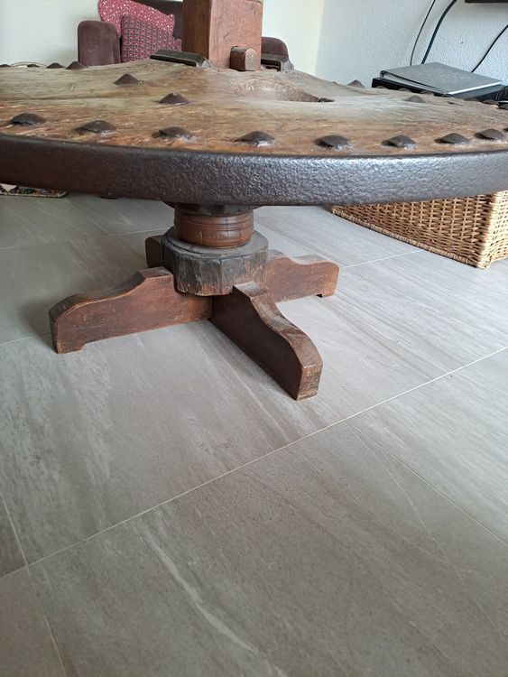 Table roue de char en chêne massif antique (Gebraucht) in Eison (St ...