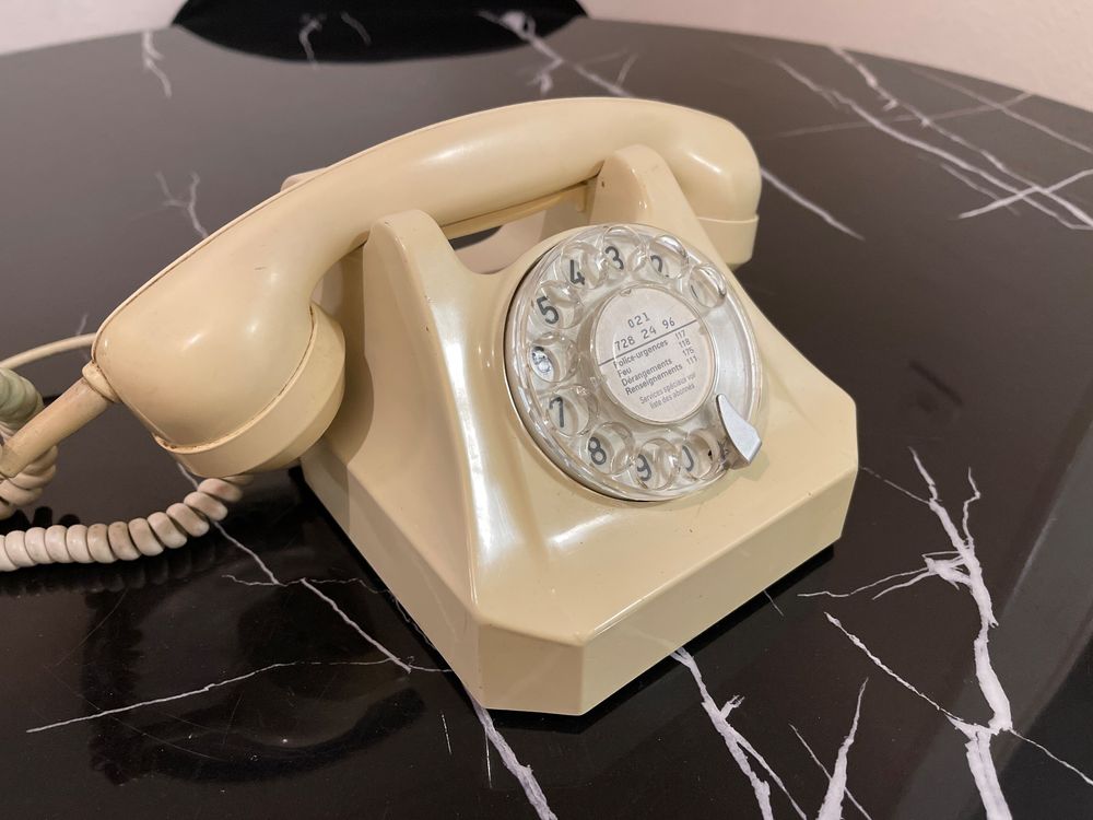 Téléphone vintage blanc ☎️ bien conservé ! (D'occasion) à montreux pour ...