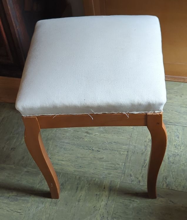 Schöner, kleiner Hocker mit weissem Bezug für dein Zuhause (Gebraucht ...