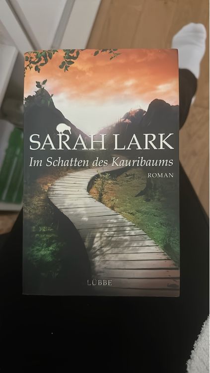 Sarah Lark: Im Schatten des Kauribaums (Neu (gemäss Beschreibung)) in Gutenswil für CHF 1 – mit ...