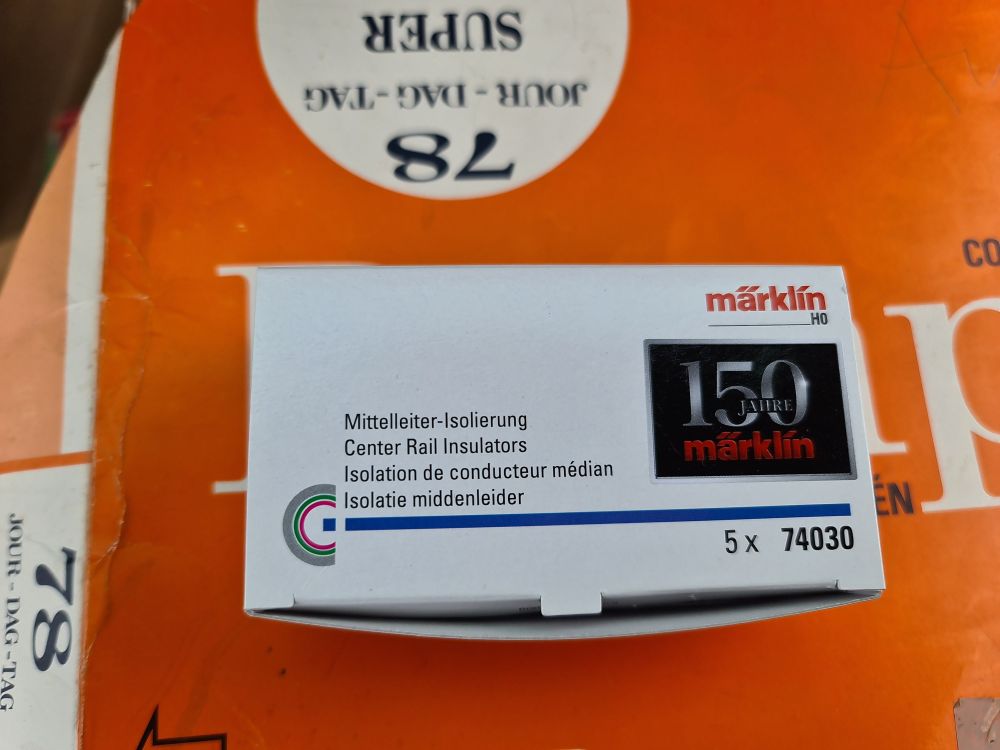 5x Märklin 74030 Mittelleiter-Isolierung NEU (Neu und originalverpackt ...