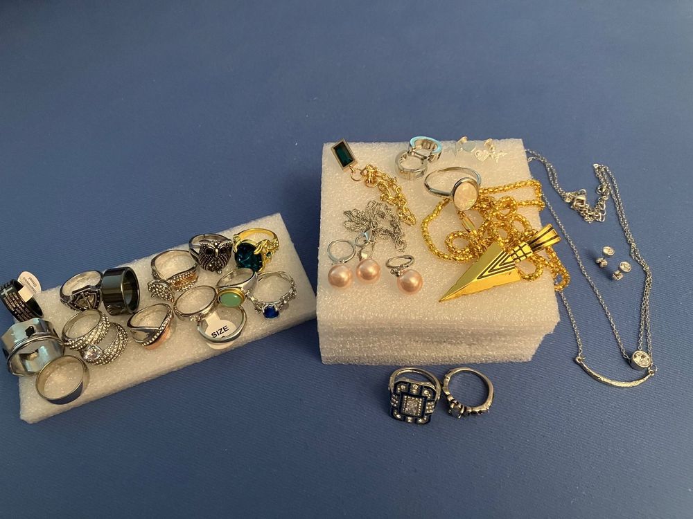 24tlg. Schmuck Lot für den Flohmarkt, Ringe, Ketten,Ohrringe | Kaufen ...