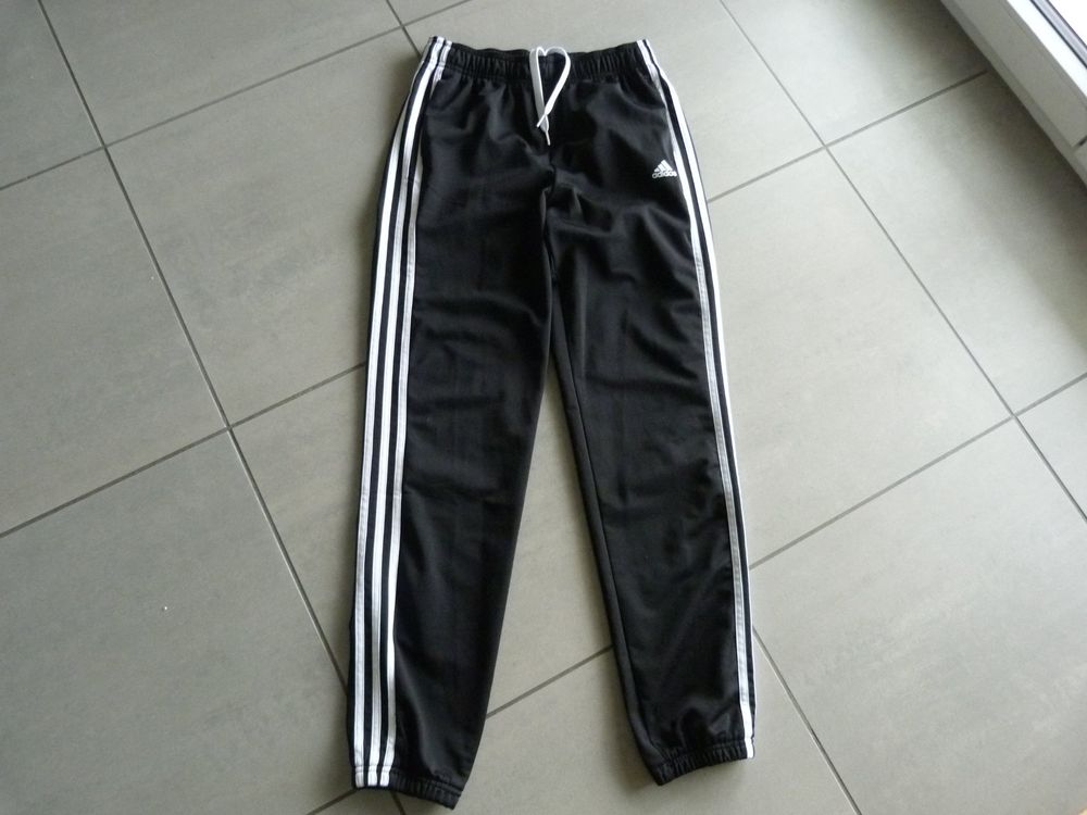 Adidas Trainerhose 140 (Gebraucht) in Diessenhofen für CHF 5 – mit ...