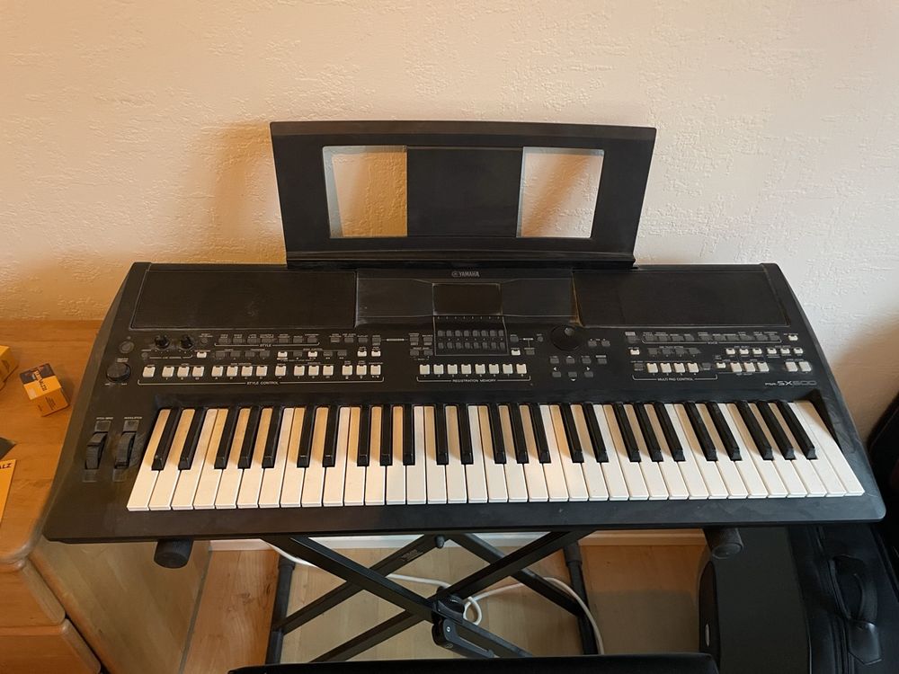 Yamaha Keyboard PSR-S600 mit Ständer und Stuhl (Gebraucht) in Basel für ...
