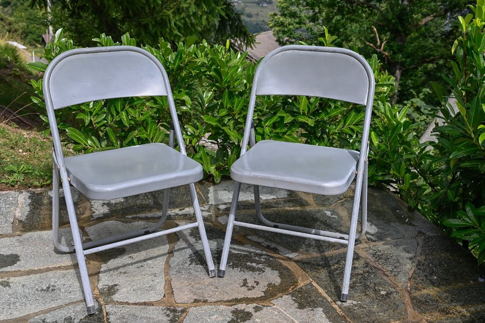 Table de jardin alu, acier inoxydable + 2 chaises (D'occasion) à Choëx pour CHF 40 – retrait ...