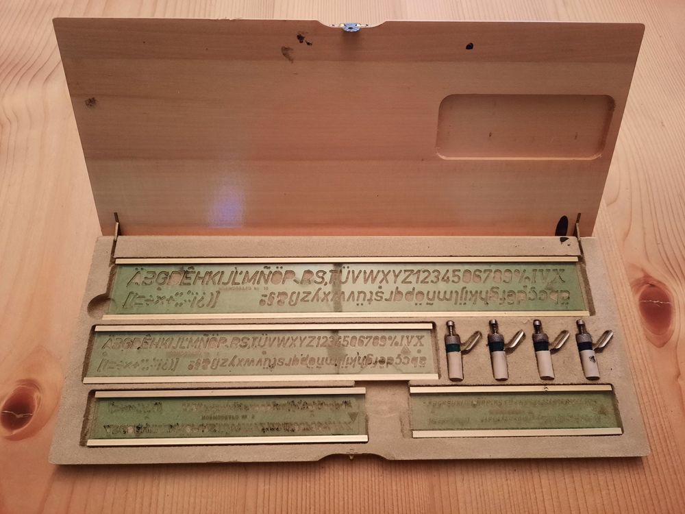 Holzkasten mit div. Schablonen gebraucht Zustand gem.Bilder | Kaufen auf Ricardo