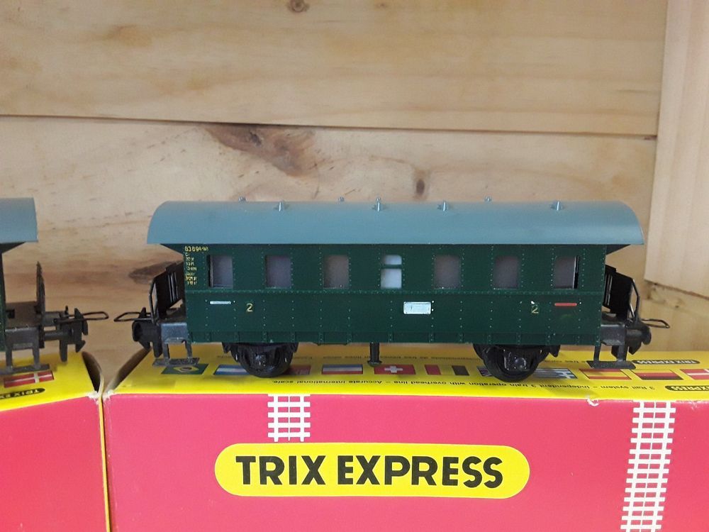 Modelleisenbahn _ TRIX EXPRESS _ 2 x Personenwagen Spur H0 (Gebraucht) in Uerikon für CHF 25 ...
