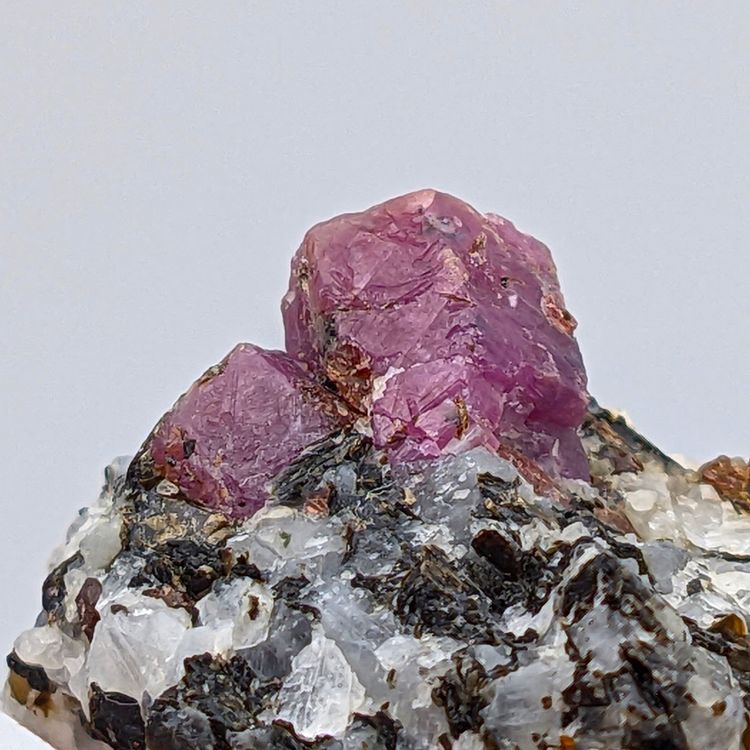 ENORMER RUBIN, Blutrote UV-Kristalle auf Matrix (Neu (gemäss ...