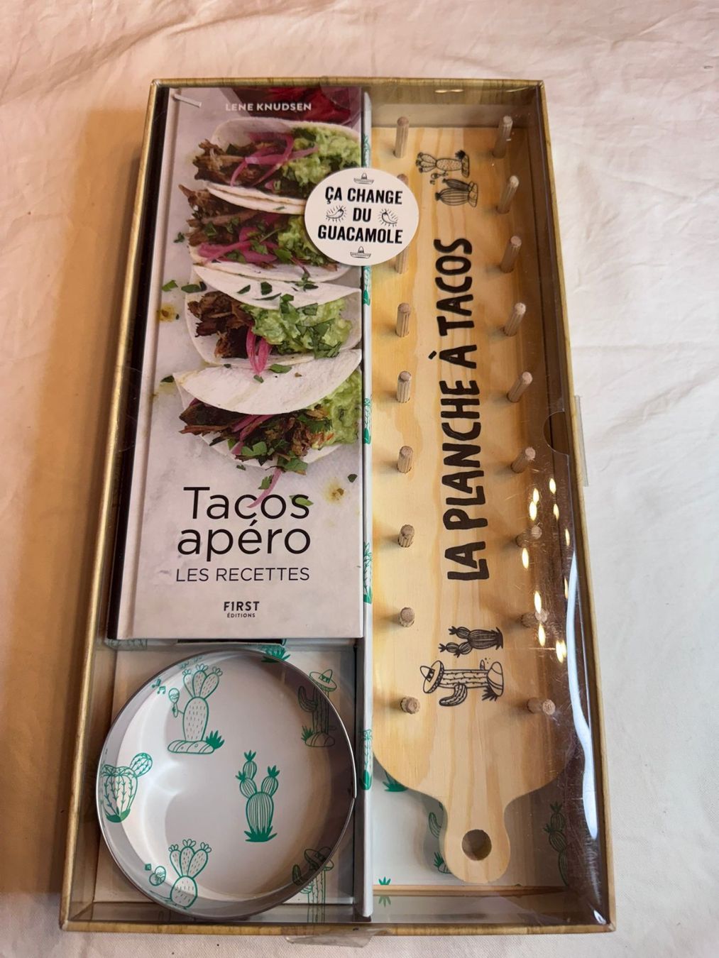 Wooden Serving Board, Cutter & Recipe Book (D'occasion) à Puidoux pour ...