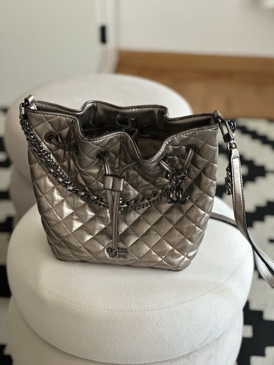 Guess Metallic Silver Quilted Bucket Bag | Kaufen auf Ricardo