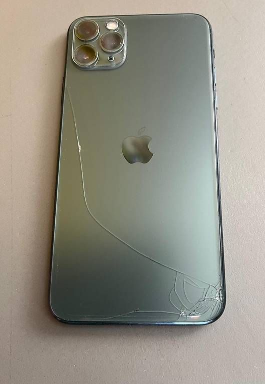 gepflegtes IPhone 11 Pro Max 256GB + 4 Hüllen + Schutz (Gebraucht) in ...