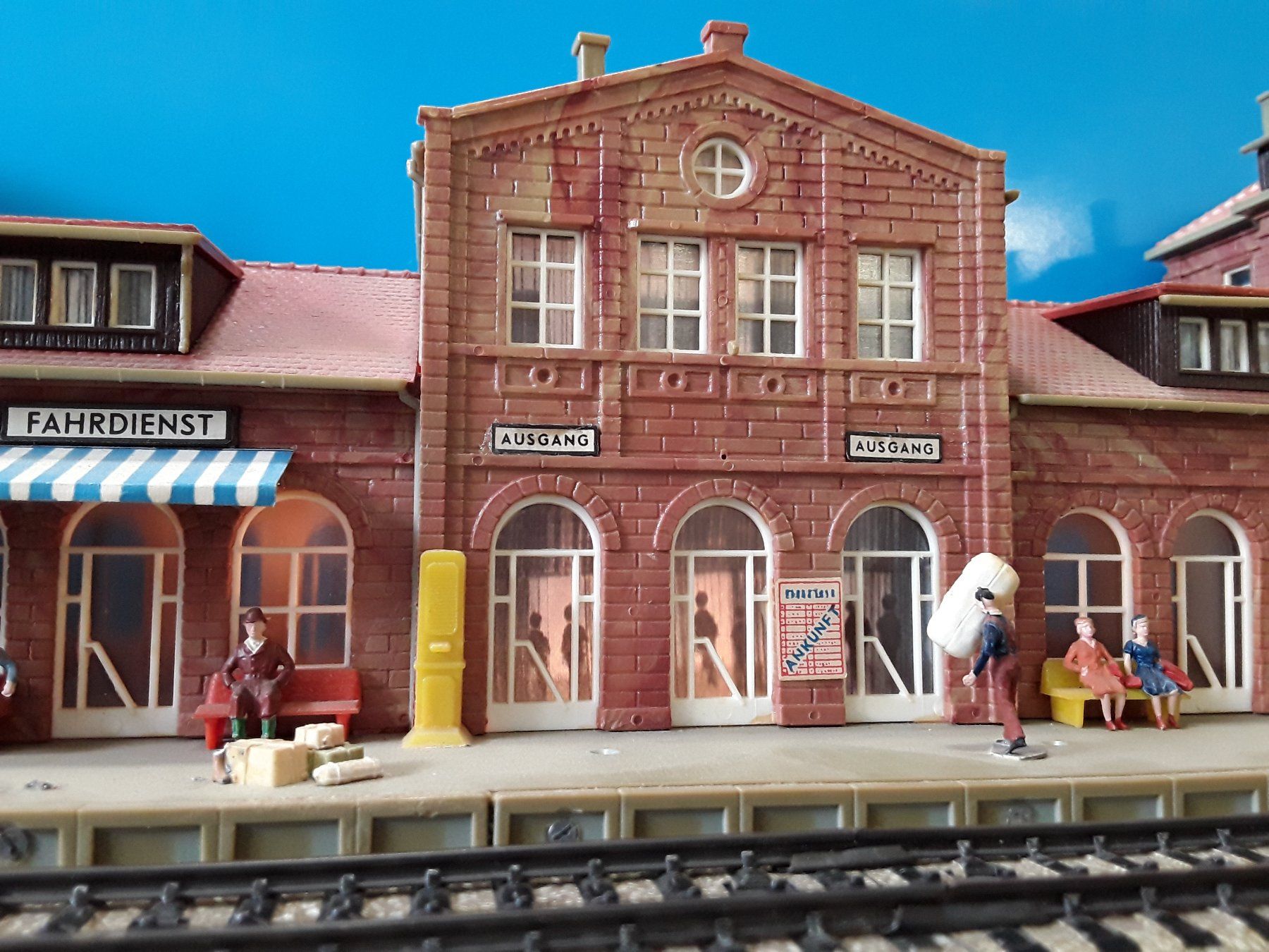 Modelleisenbahn _ grosser Bahnhof mit Beleuchtung _ Spur H0 (Gebraucht) in Uerikon für CHF 48 ...