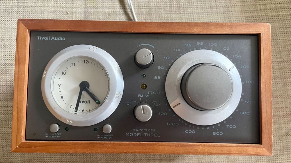 Tivoli Audio Model Three AM/FM Clock Radio, Cherry/Metallic | Kaufen ...