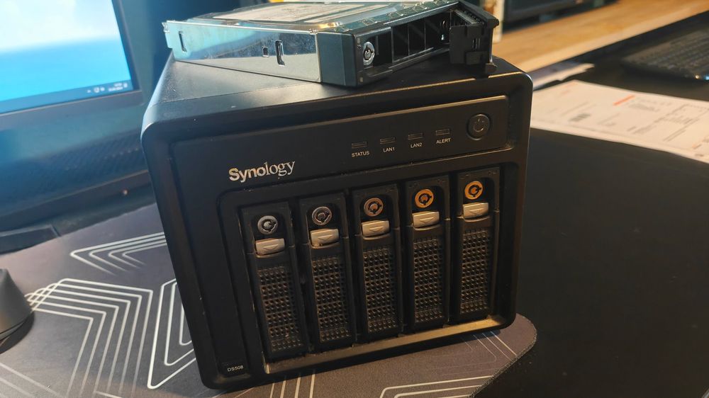 Synology DS508 inkl 5 x 1TB und 1x 1TB Ersatz (Gebraucht) in Allschwil ...