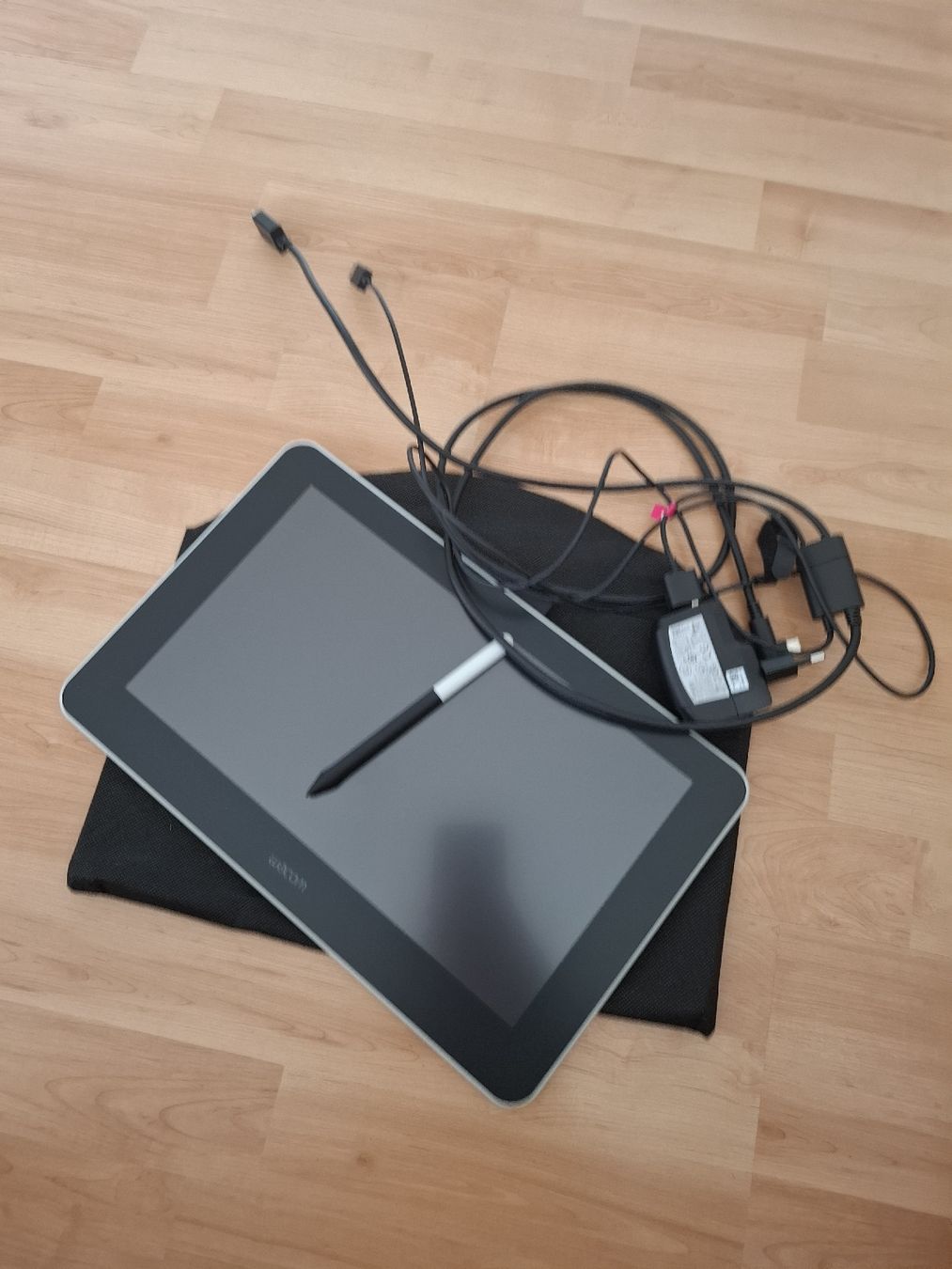Wacom One DTC133 13 Zoll Creative Pen Display (Neu (gemäss Beschreibung ...