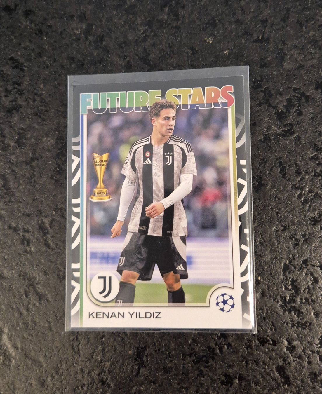 Kenan Yildiz - Team Logo - Juventus - Topps (Neu (gemäss Beschreibung ...