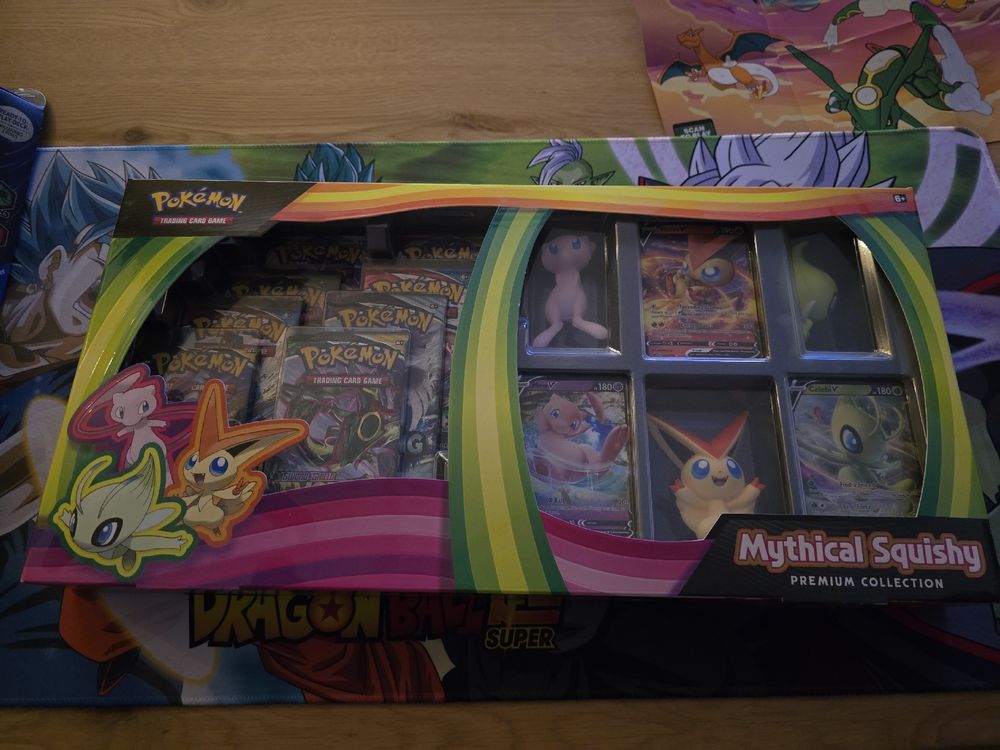 Pokemon - Mythical Squishy Premium Collection - EN - Sealed (Neu und ...