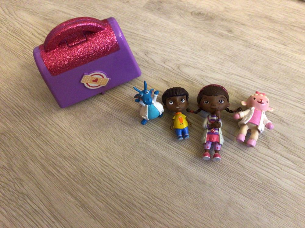 Doc Mcstuffins Figuren 4 Stk. und kleine Praxis (Gebraucht) in Schinznach Dorf für CHF 10 – mit ...