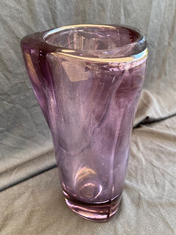 Vase en verre violet unique, idéal pour vos fleurs! (D'occasion) à ...