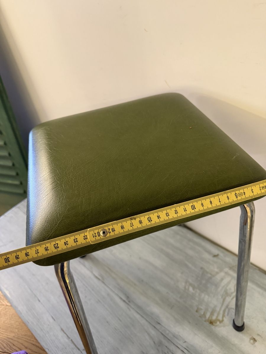 Retro Hocker mit Olivgrünem Bezug und Chrom Beinen! (Gebraucht) in ...