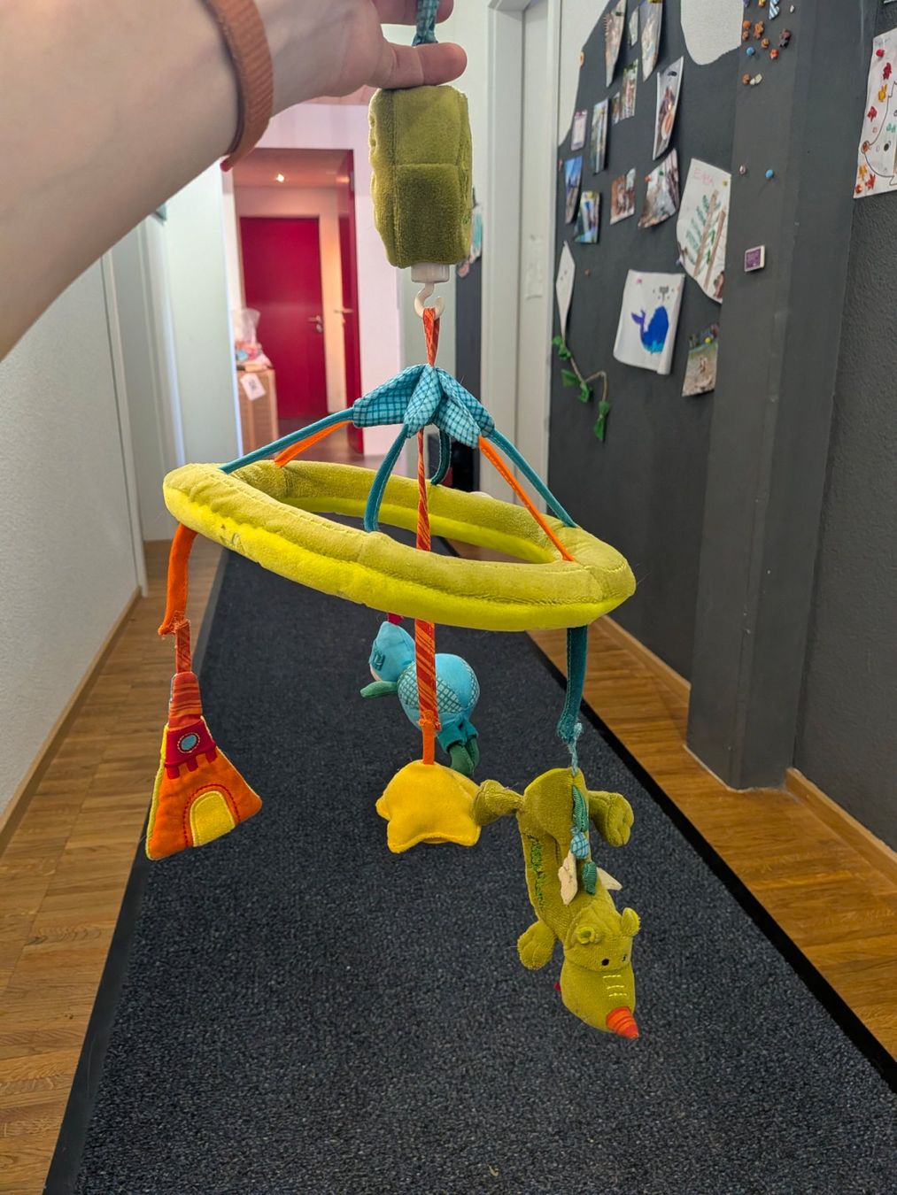Stoff-Musikmobile fürs Babybett – zum Aufziehen, mit Figuren (Gebraucht ...