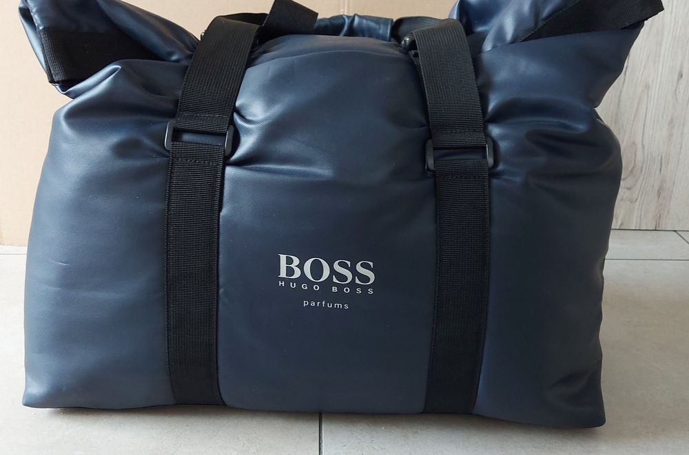 Neu! HUGO BOSS Freizeittasche Gr. 48 x 49cm (Neu (gemäss Beschreibung)) in Rotkreuz für CHF 29 ...