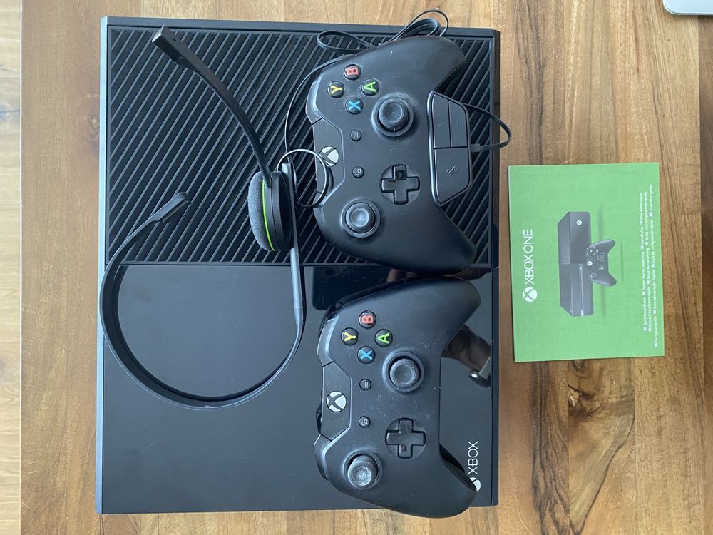 Xbox One + 2 Controller + Headset | Kaufen auf Ricardo