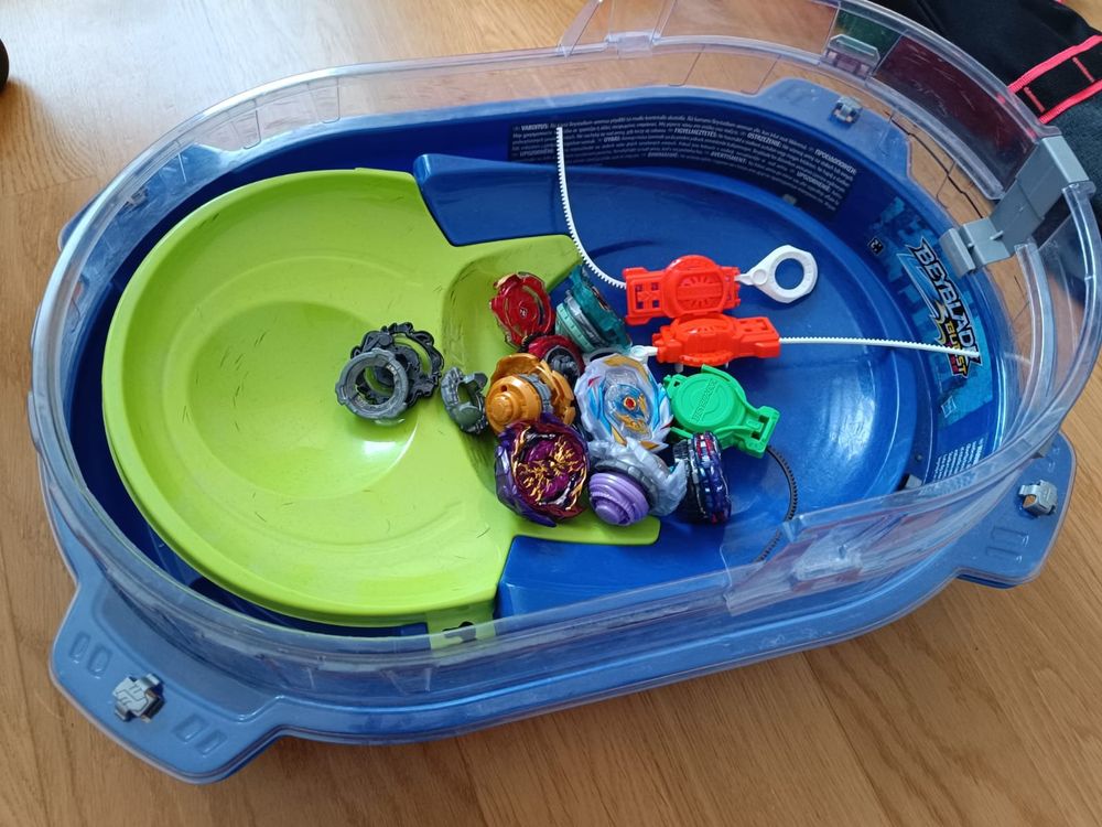 beyblade burst Arena mit beyblades (Gebraucht) in Gümligen für CHF 20 ...