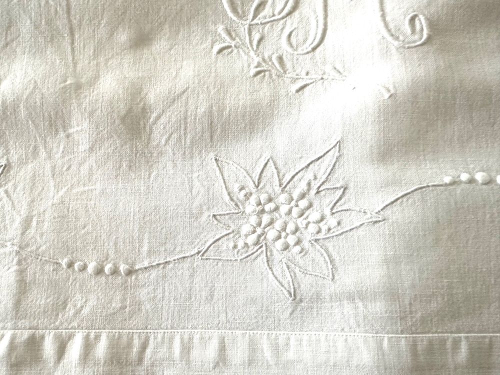 Ancien drap brodé Edelweiss JM / Antike Stoff (D'occasion) à Misery ...