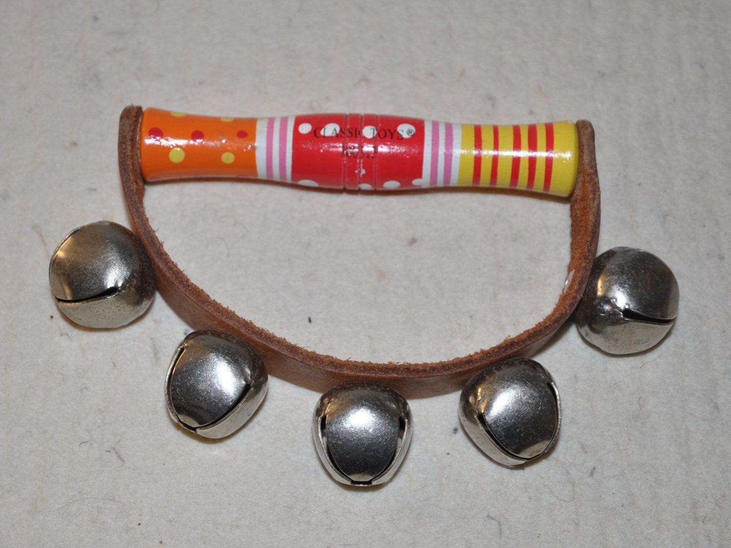 Baby Rassel von Classic Toys, Holz, Leder, 5 Schellen (Gebraucht) in ...