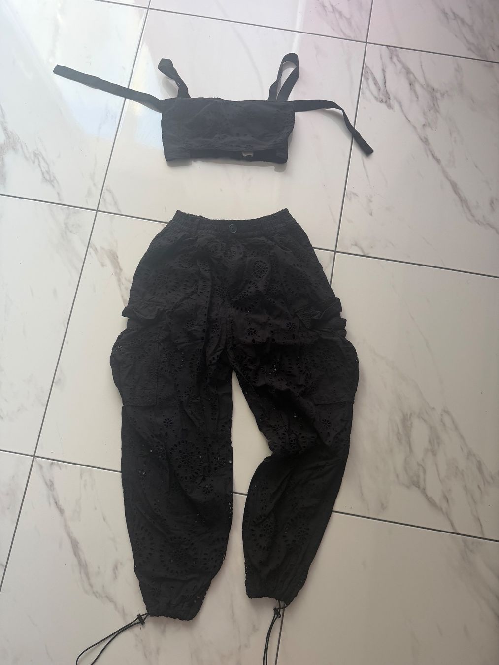 Zara top & Hose Schwarz mit Lochstickerei, Gr. XS-S (Gebraucht) in Arch ...