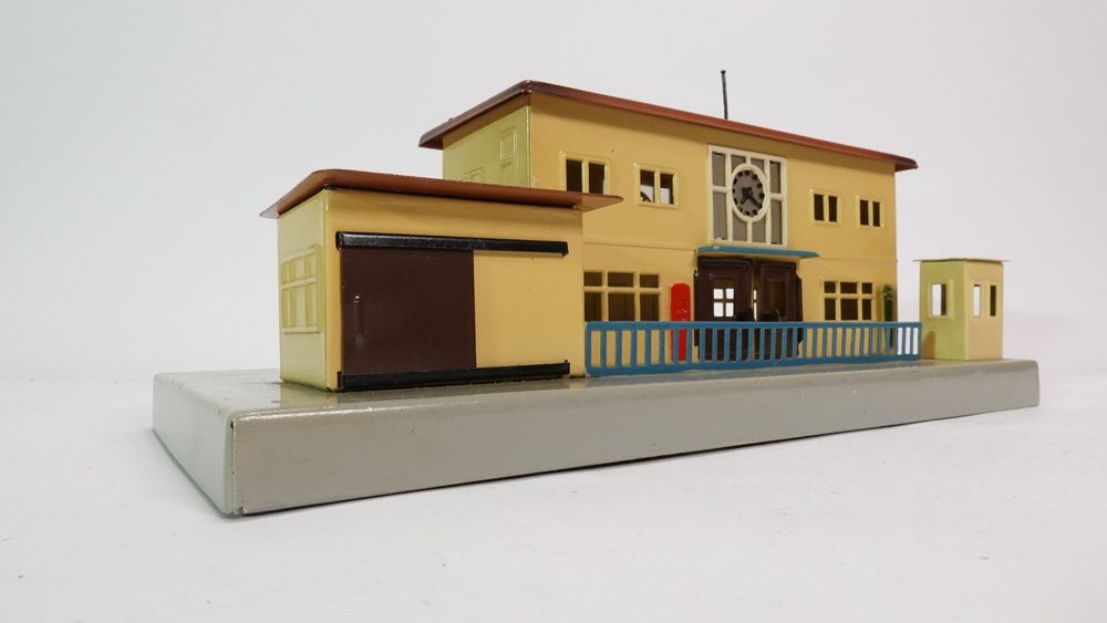 e52 Märklin 414 Blechbahnhof beige (Gebraucht) in Thun für CHF 56 – mit ...