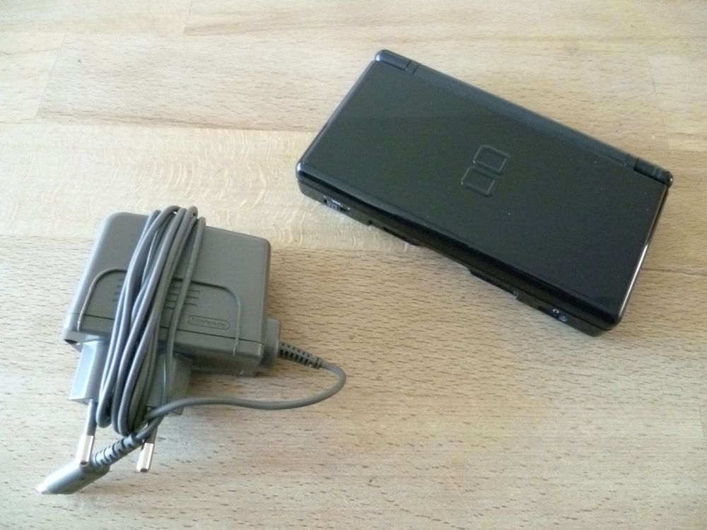 Nintendo DS lite schwarz mit originalem Ladegerät und Stilus (Gebraucht ...