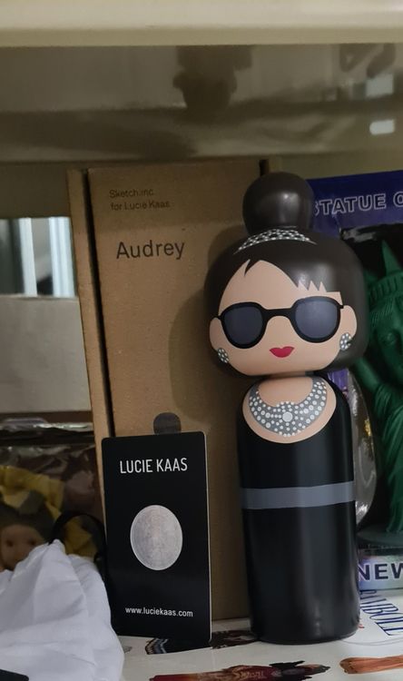 Kokeshi doll Lucie Kass Audrey Hepburn | Kaufen auf Ricardo