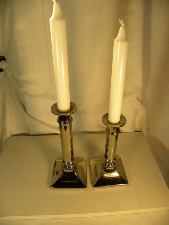 2 silberfarbige Kerzenständer Metall mit quadratischem Fuss | Kaufen auf Ricardo