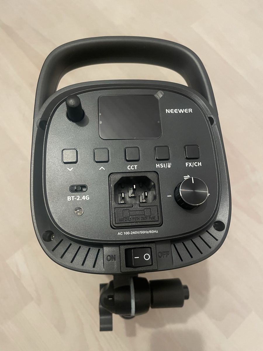 Neewer CB100C RGB LED Light + Parabolic Softbox SF85Q (Neu (gemäss ...