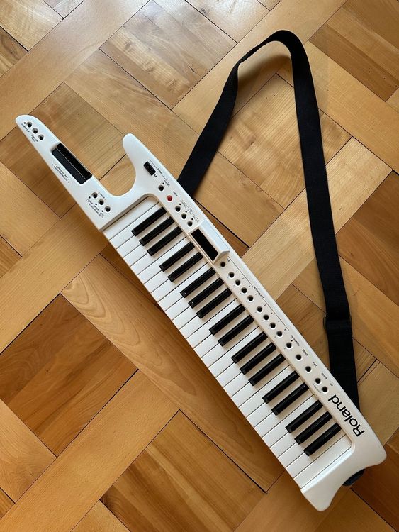 Roland AX-7 Keytar MIDI Controller inkl. Zubehör und Bag (Gebraucht) in ...