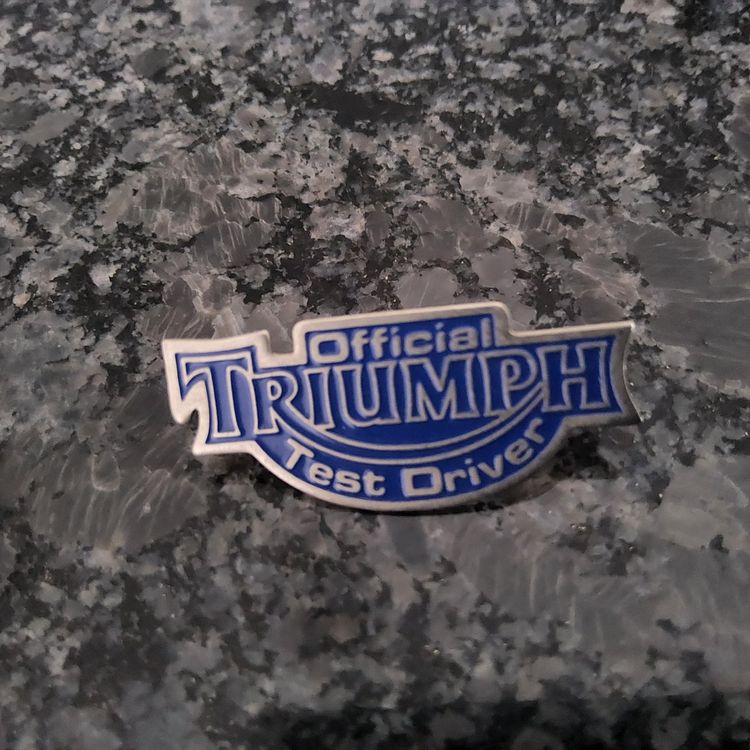 Triumph Pin "Official Test Driver" | Kaufen auf Ricardo