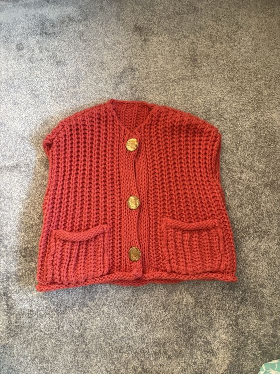 Cosy Hand-Knitted Red Wool Vest with Golden Buttons (Neu (gemäss ...