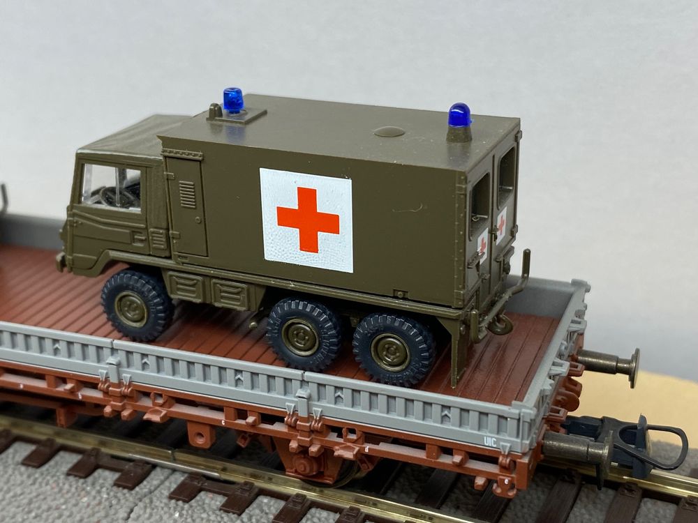 2 x Roco (H0 GS) SBB Rungenwagen Ks mit Militär-Fahrzeugen (Gebraucht) in Zürich für CHF 55 ...