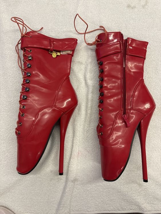 Rote Lack High Heels Ballet Stiefel, Grösse 41 (Gebraucht) in ...