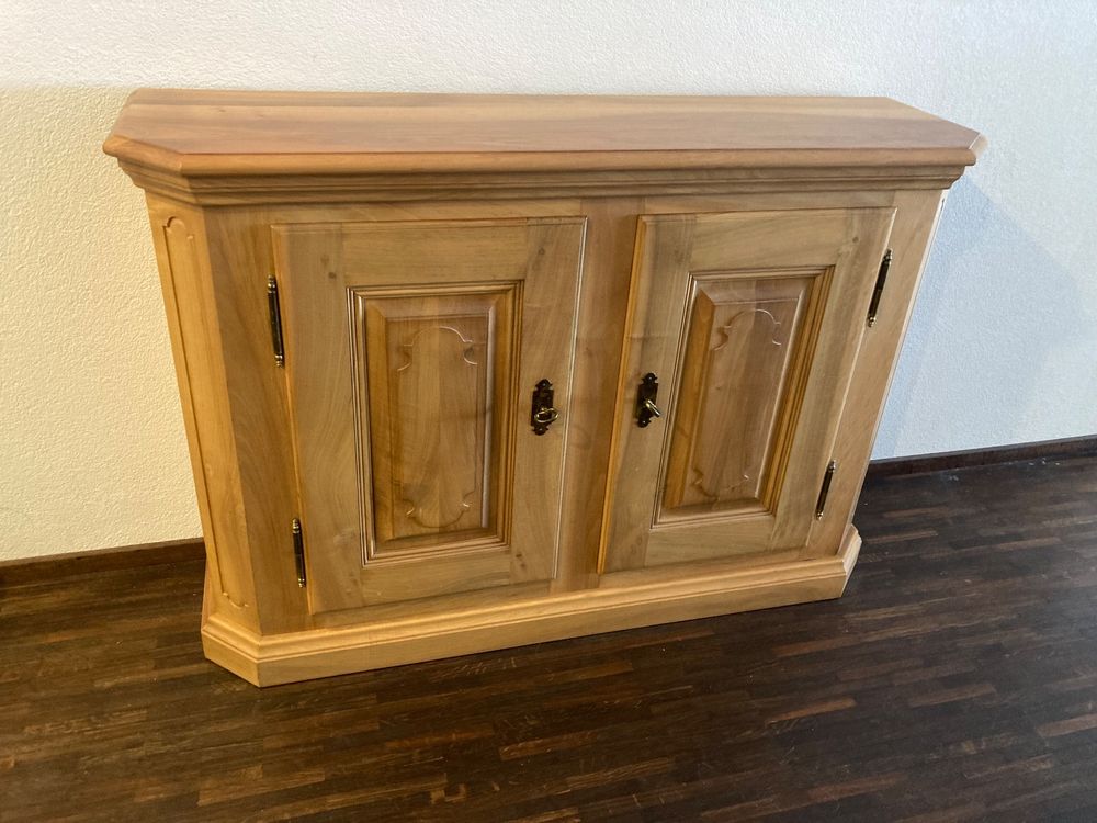 Schönes Schränklein aus massivem Nussbaum sehr guter Zustand | Kaufen ...