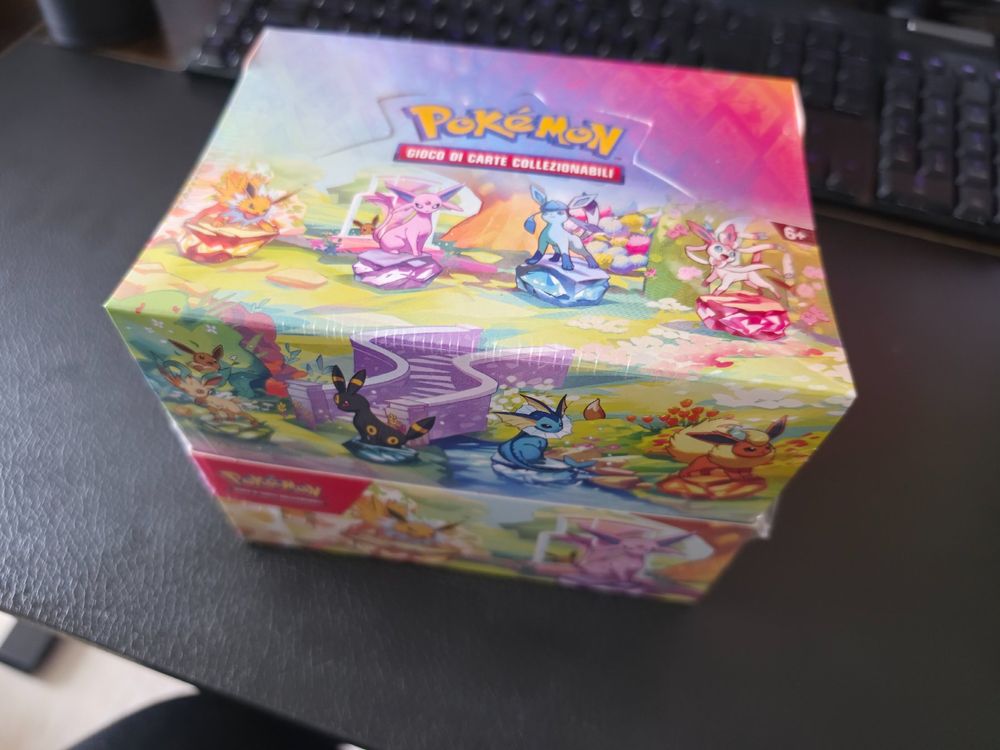 Pokémon Evoluzioni Prismatiche Mini Tin Display ITA (Neu und ...