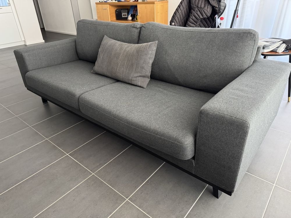 Modernes 3-Sitzer-Sofa, anthrazitgrau (Gebraucht) in Holziken für CHF 0.5 – nur Abholung auf ...