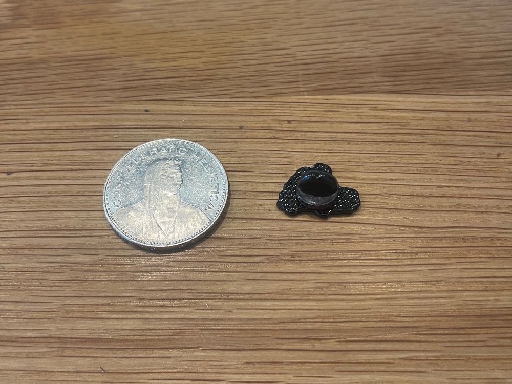 Frog in a car Meme Pin | Kaufen auf Ricardo