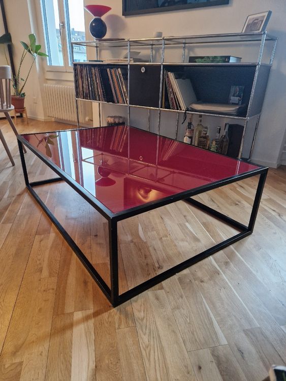 Coffee table with red glass top (Gebraucht) in Zürich für CHF 15 – nur ...