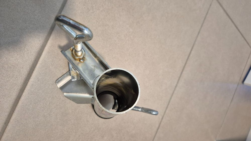 Schirmhalterung für Geländer, Tisch oder ähnliches (Gebraucht) in Glis ...