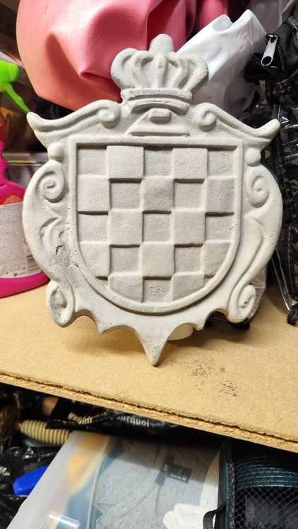 Wappe Kroatien aus Betonguss ab 1Fr (Gebraucht) in Zürich für CHF 1 ...