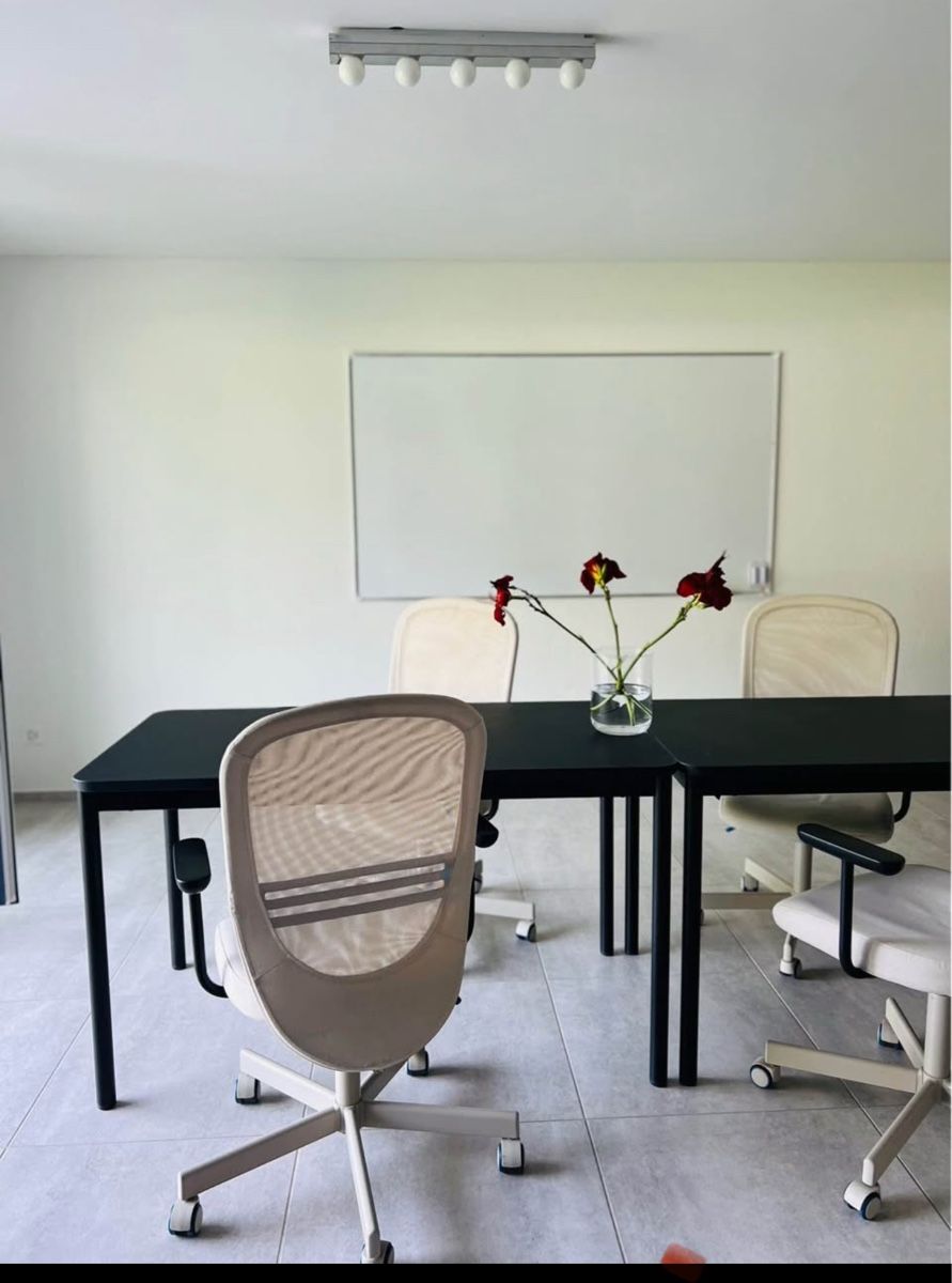 Büro set - 2 Stühle Ikea, 2 Tisch Ikea, whiteboard (Gebraucht) in ...